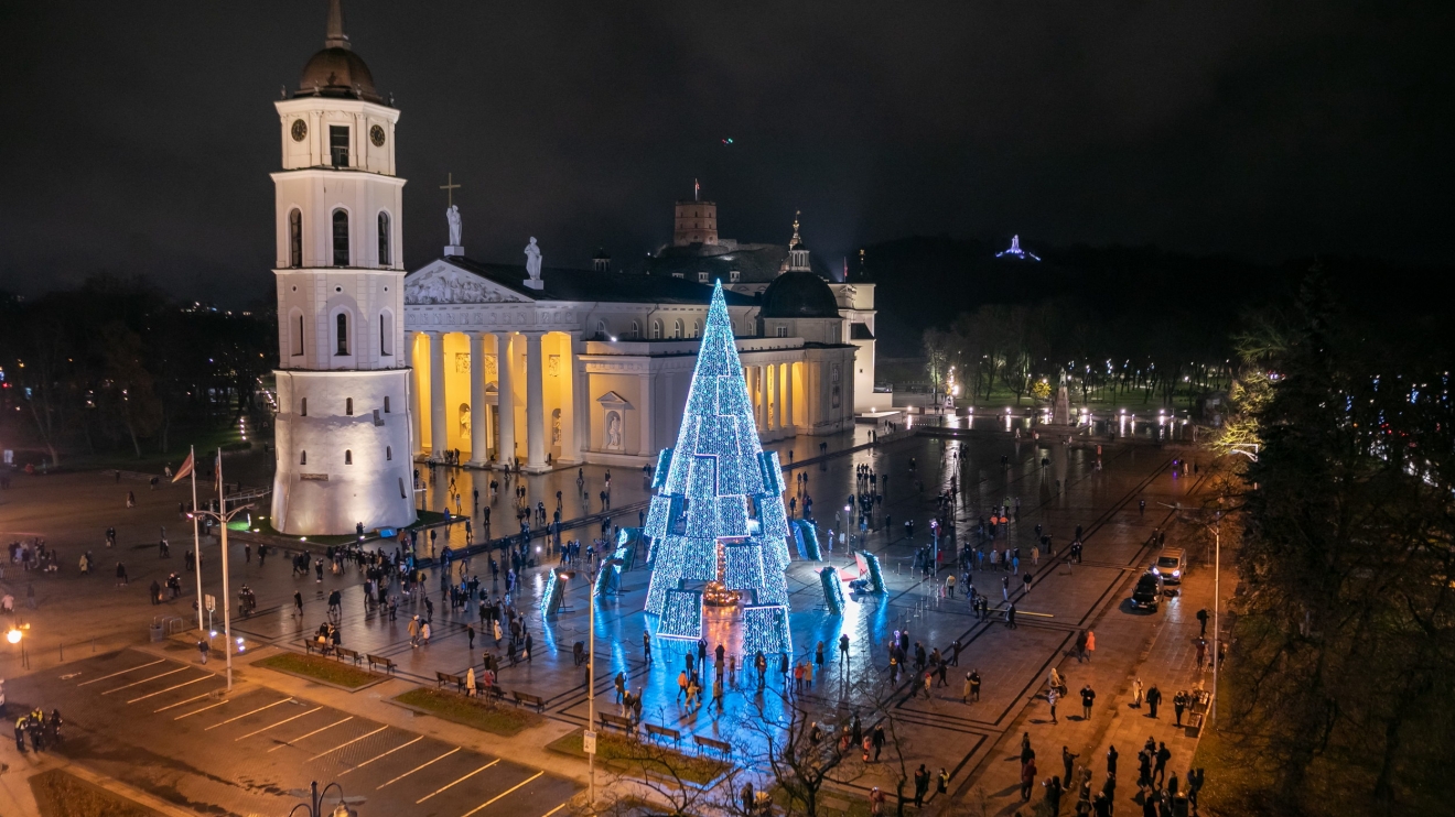In Vilnius, a surreal tree for a surreal year - Emerging Europe