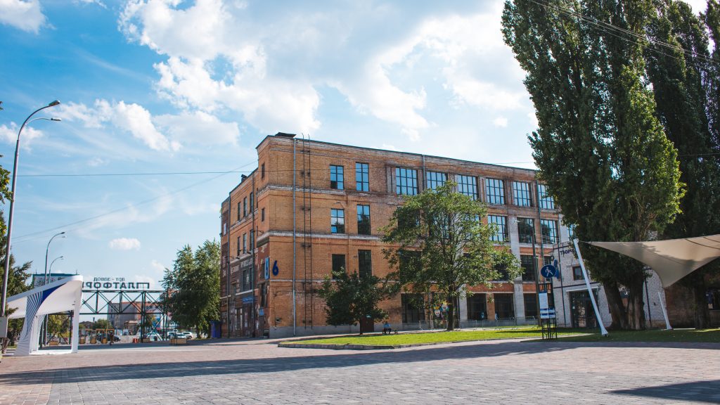 An outstanding outside: Public areas in big cities